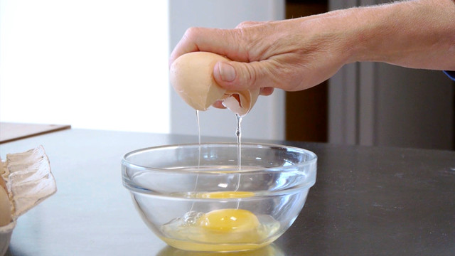 Expert Tip: The One-Handed Egg Crack - Cooking Videos | Grokker