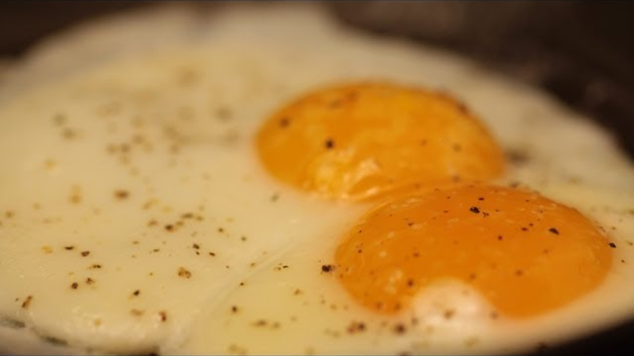 Simple Tip On How To Cook Eggs - Cooking Videos | Grokker