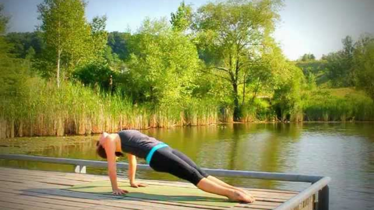 Hot Vinyasa Flow Yoga - Yoga Videos | Grokker