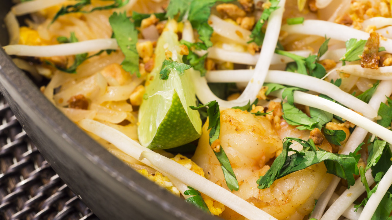 Prawn Pad Thai - Cooking Videos | Grokker