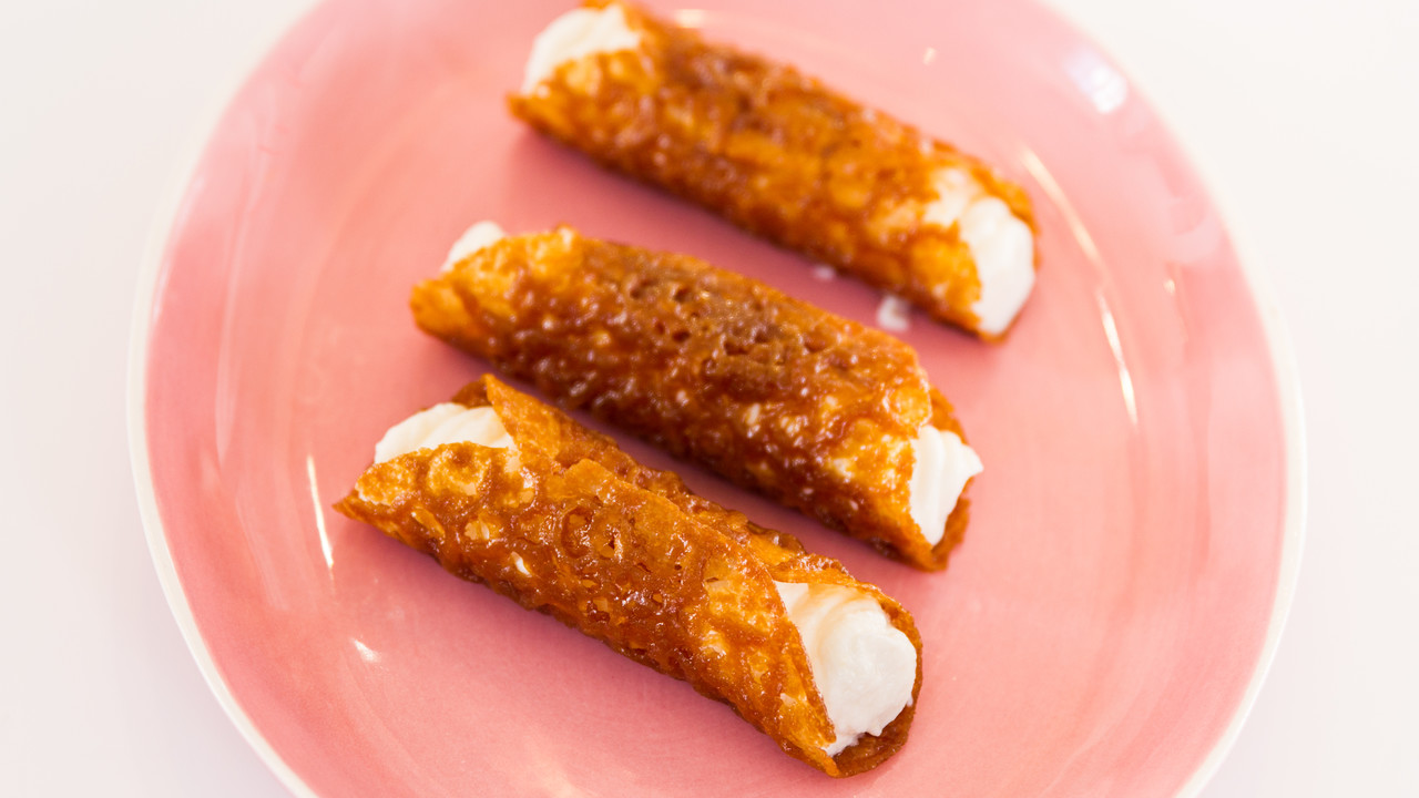 Mini Cannolis in Carmelized Cookie Shells - Cooking Videos | Grokker